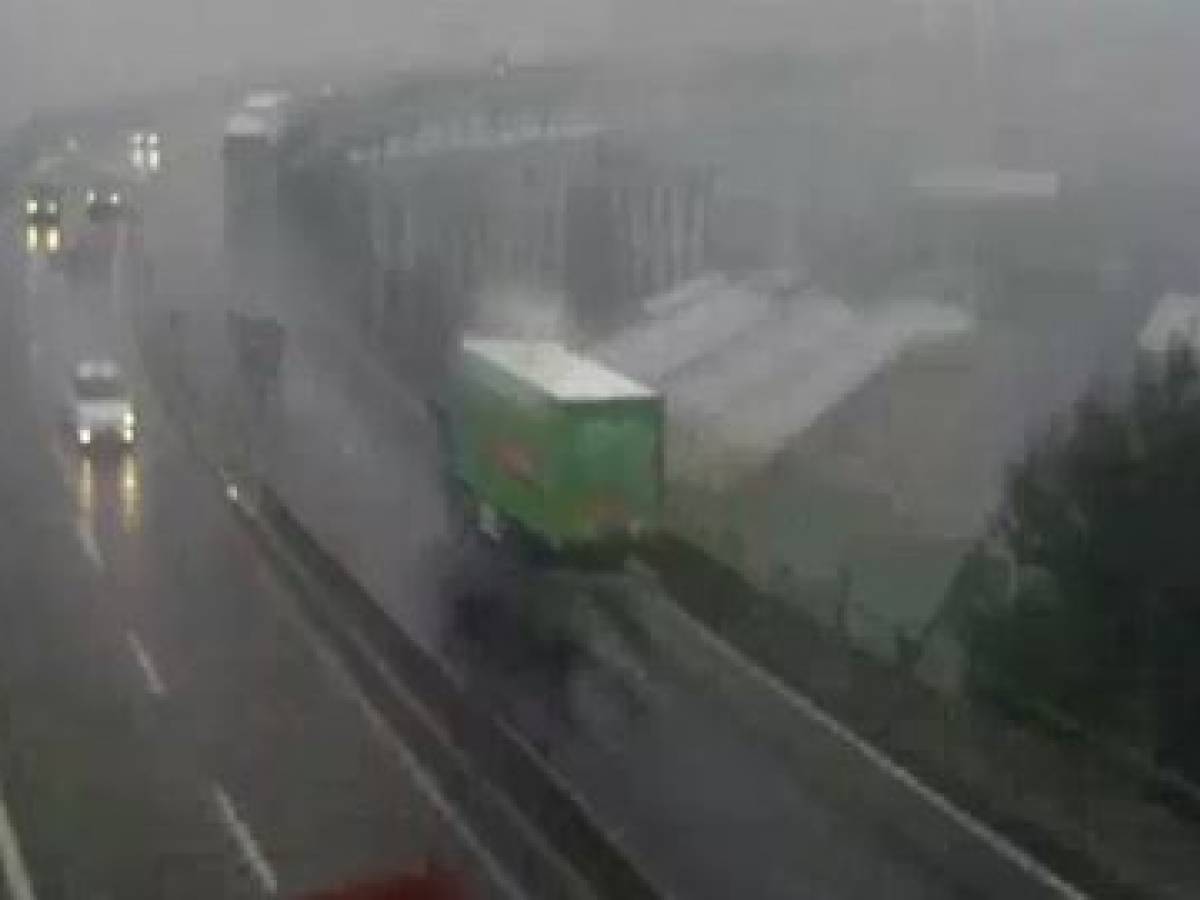 Genova, passa il camion, poi il black out: ecco il filmato del ponte ...