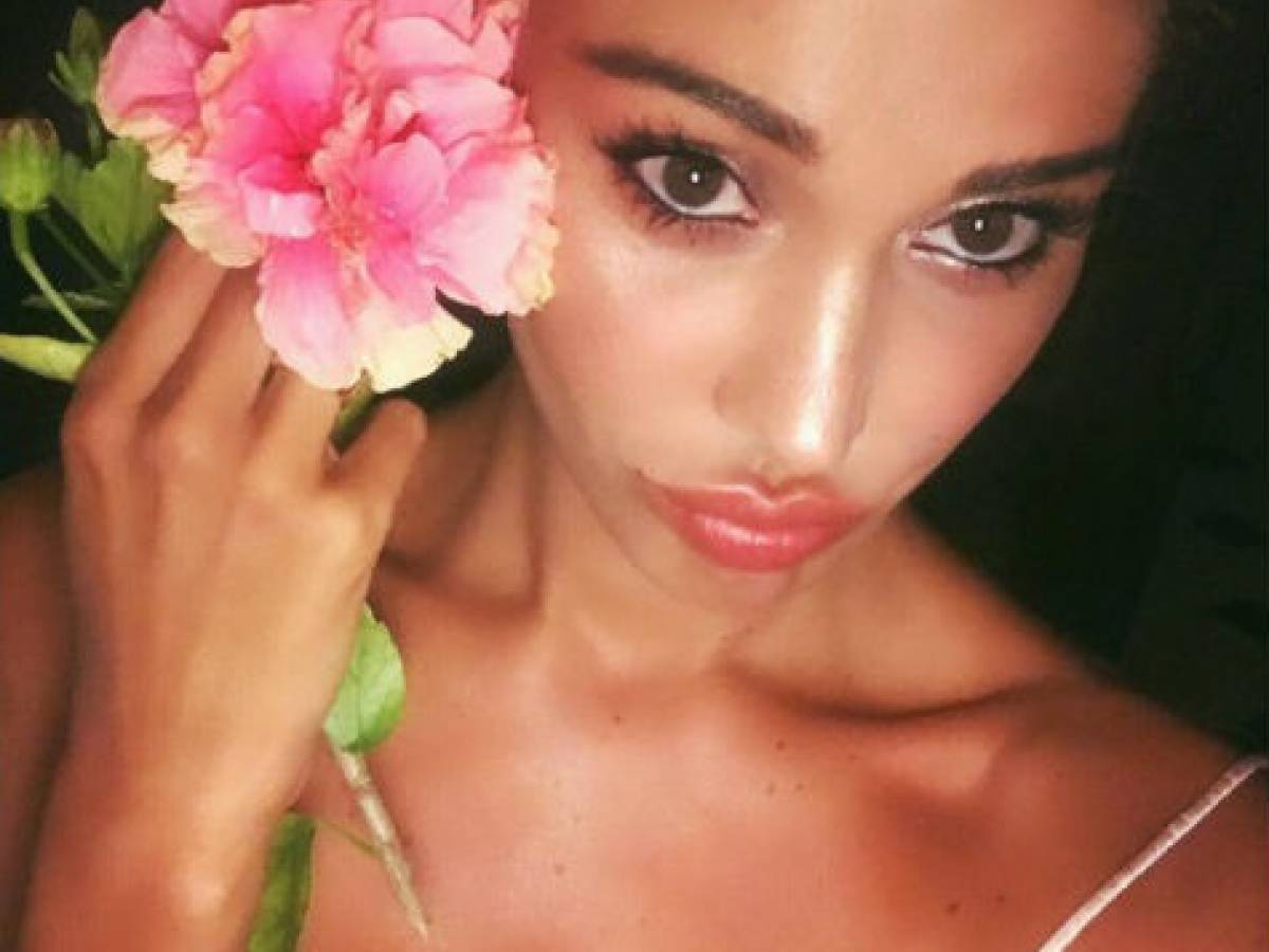 Belen Rodriguez si mostra nuda: la copre solo un ventaglio - il Giornale