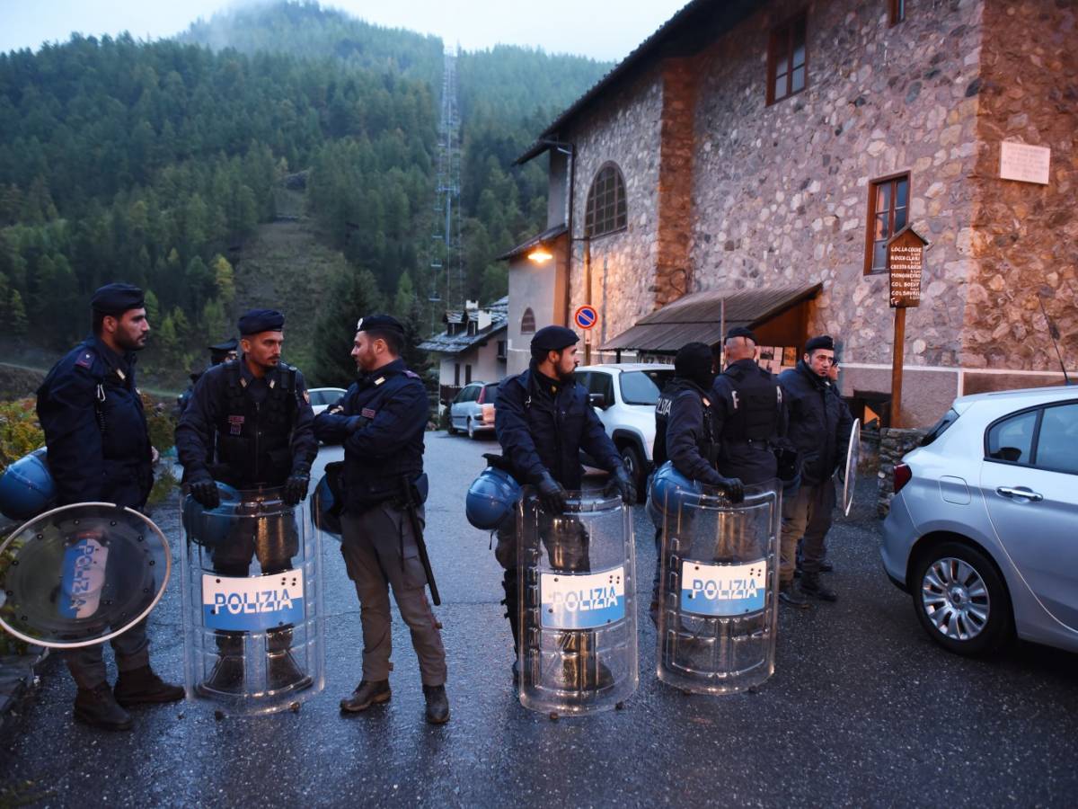 Migranti scaricati al confine italiano, il video che incastra la ...