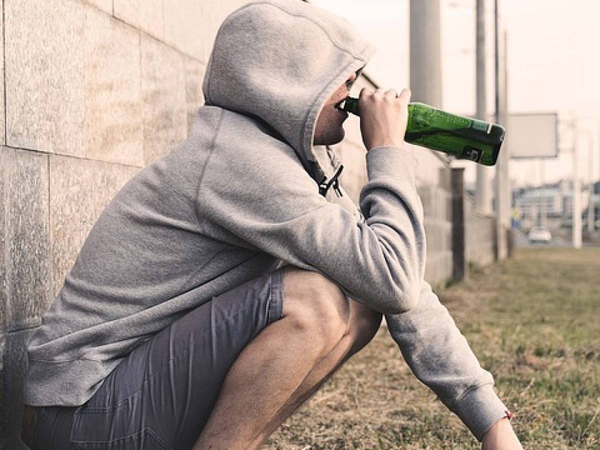 Polacco ubriaco cerca un letto: entra in una casa e si addormenta sul ...