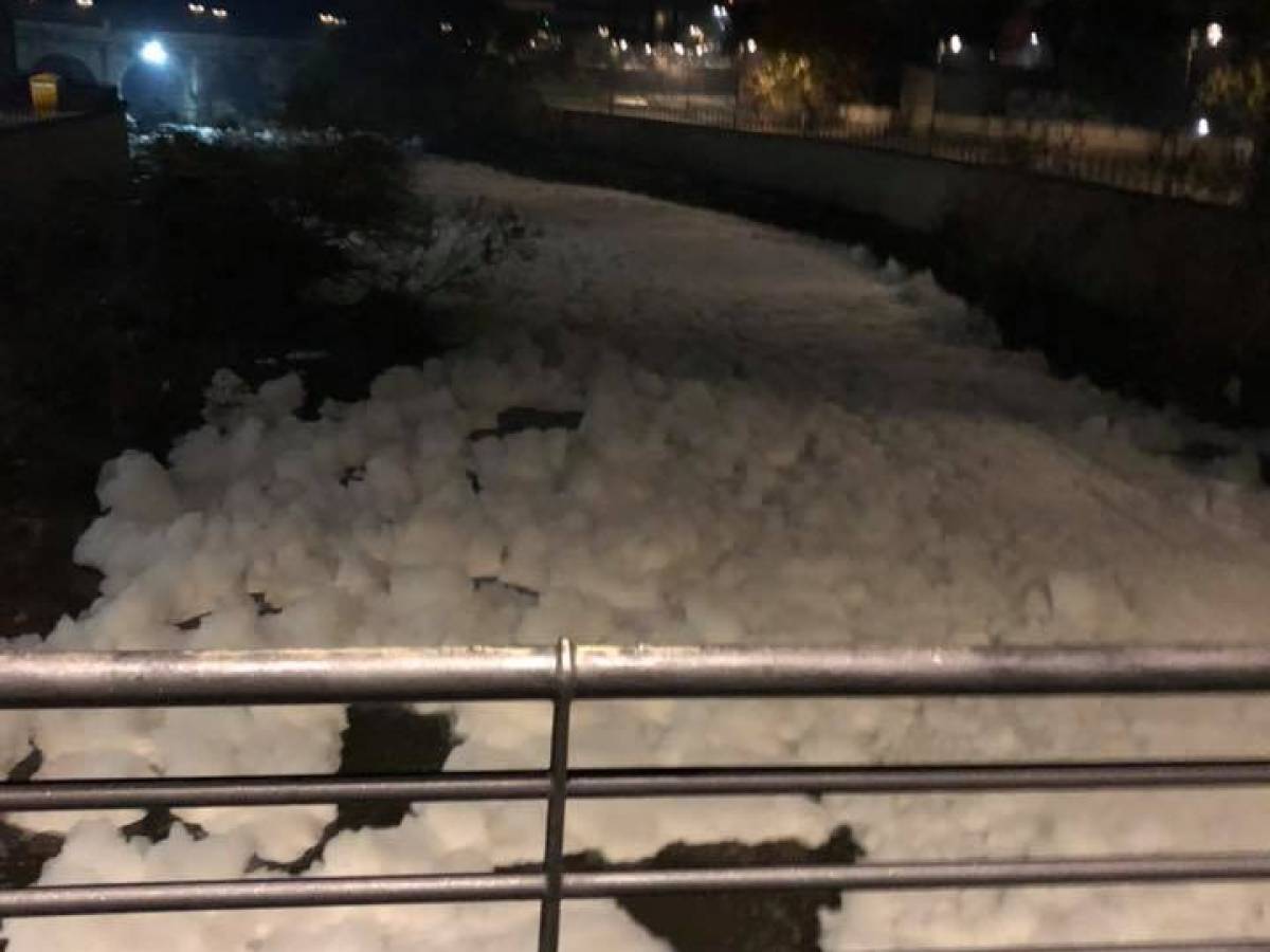 Un fiume di schiuma scorre di notte nella valle del Sacco - il Giornale