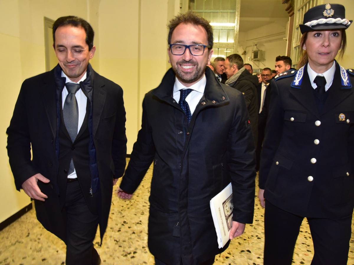 Bonafede agita le manette: "Pena massima per evasori da 6 a 8 anni ...