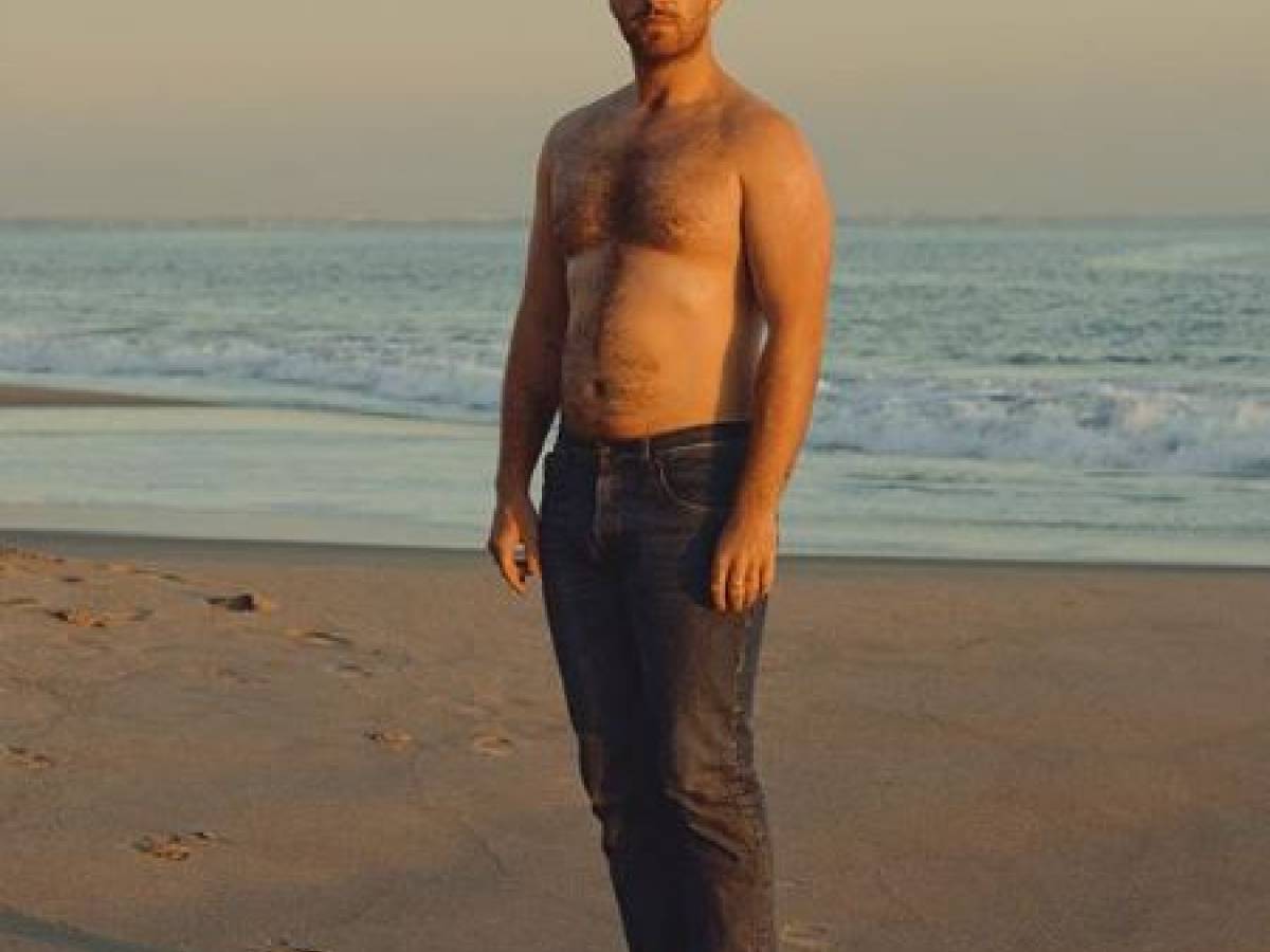 Sam Smith si mostra a petto nudo: "Basta complessi inutili!" - il Giornale