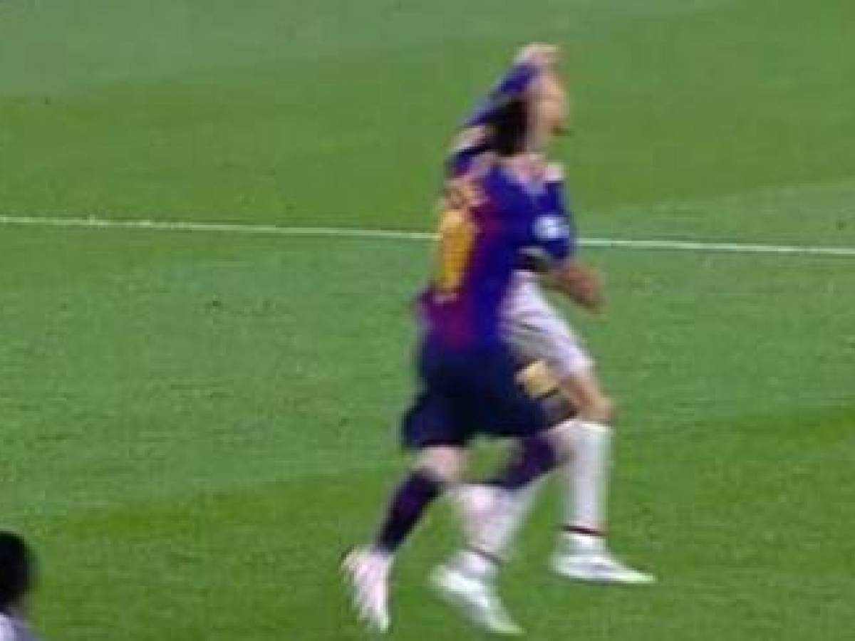 "Messi rifila un pugno a Fabinho". I tifosi inglesi chiedono la ...