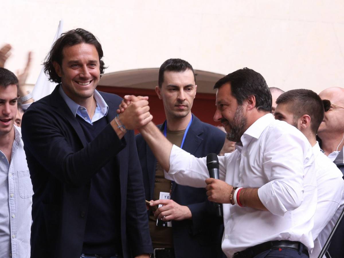 Modena, Luca Toni a sorpresa sul palco con Salvini - il Giornale