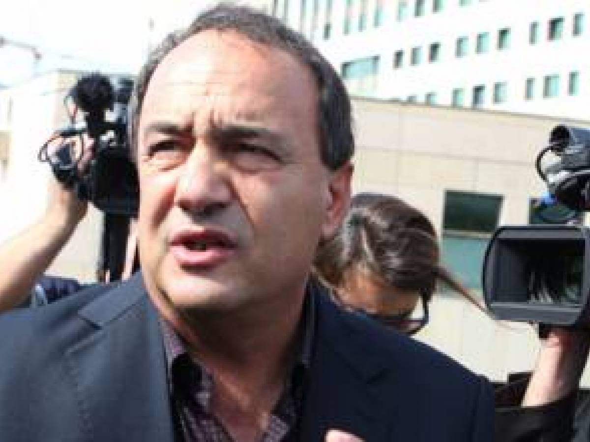 Lucano torna a Riace per votare - il Giornale