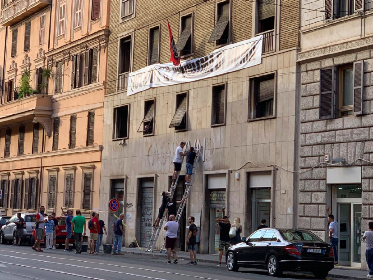 Roma, rimossa la scritta di Casapound: "È solo l'inizio" - il Giornale