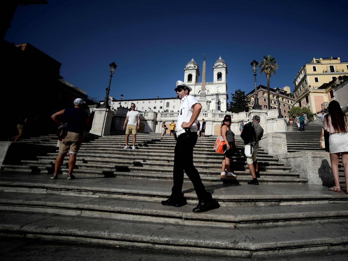 Vietato sedersi su scale in Piazza di Spagna - il Giornale