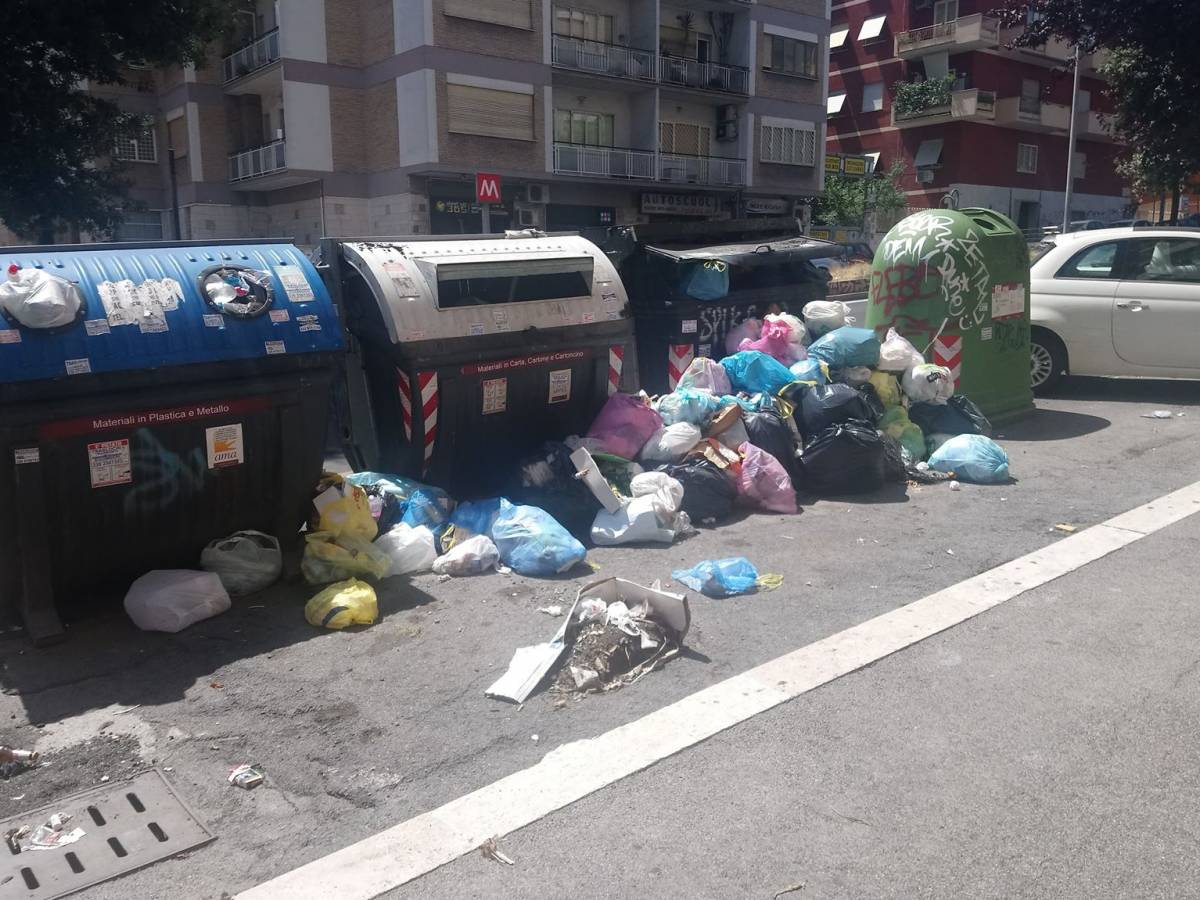 Caos rifiuti a Roma: Tari non pagata per 180 milioni - il Giornale