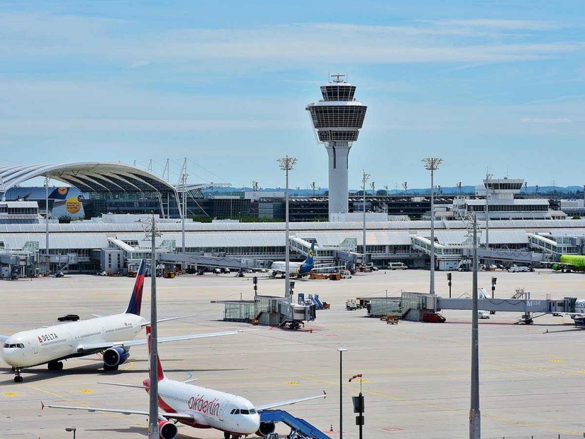 Monaco, aeroporto in tilt: ecco chi è il passeggero che ha scatenato il ...