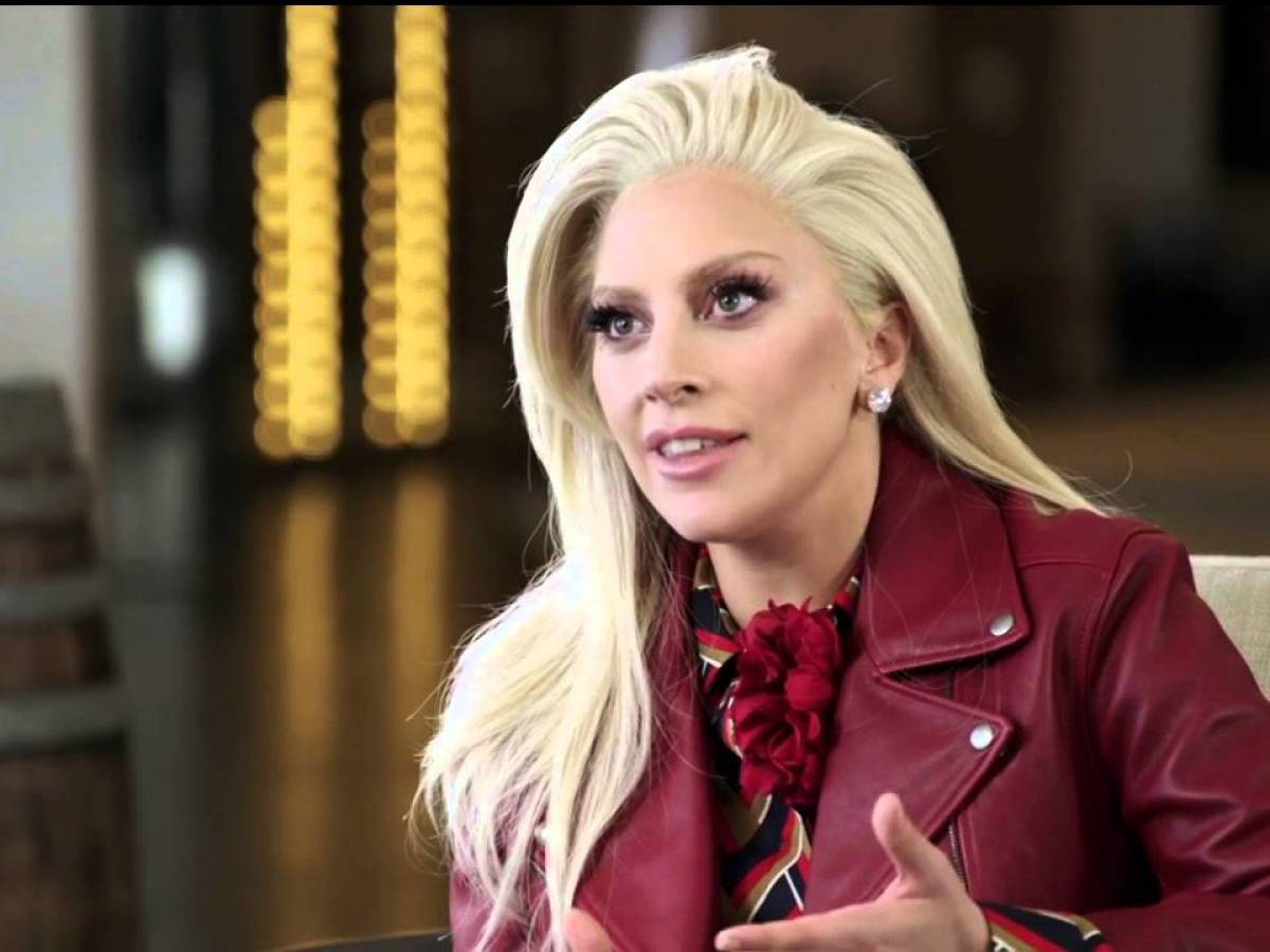 Lady Gaga cade dal palco insieme a un fan durante uno show a Las Vegas ...