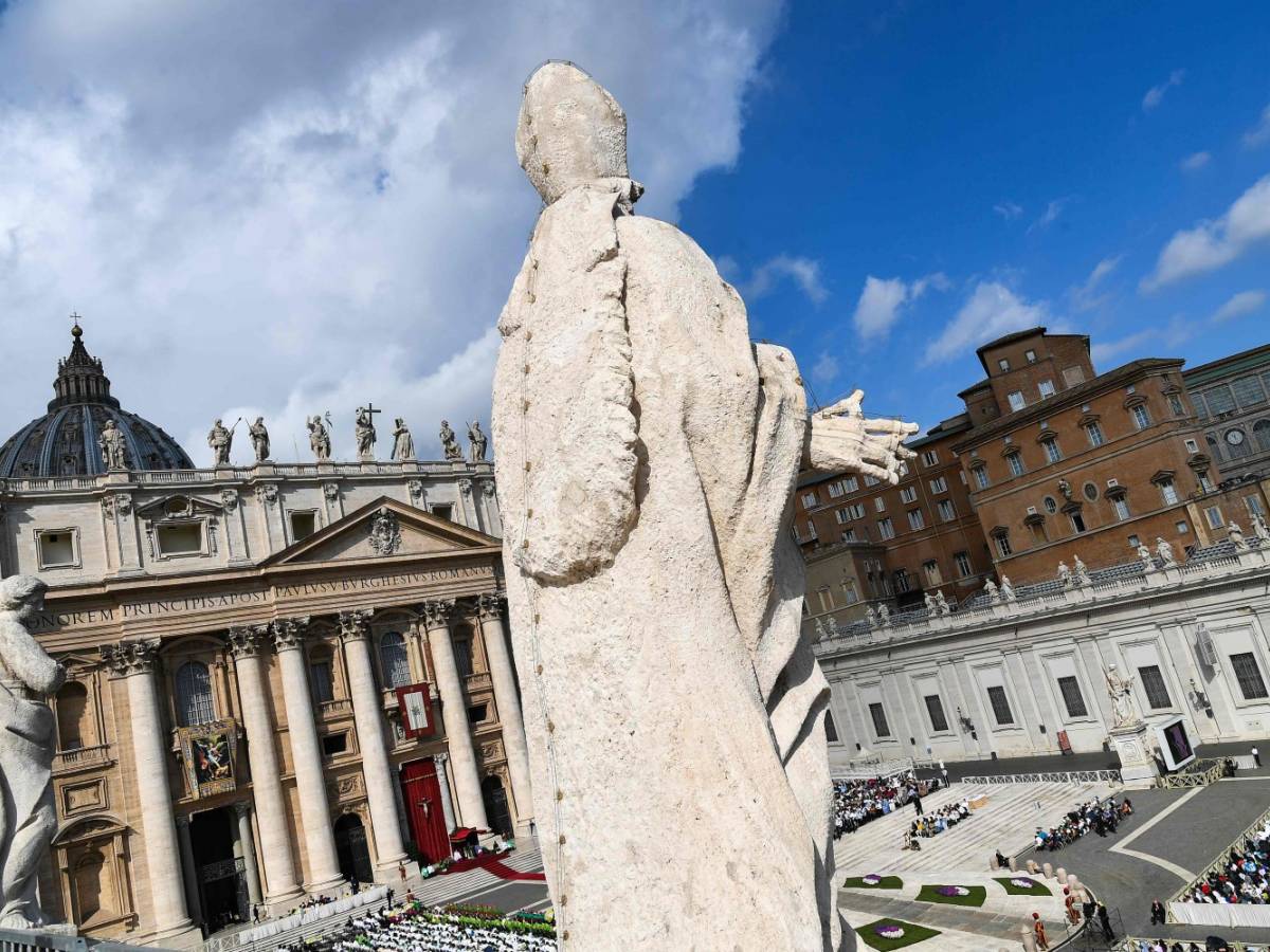 Vaticano, chi è "l'erede" di Marcinkus allo Ior - il Giornale