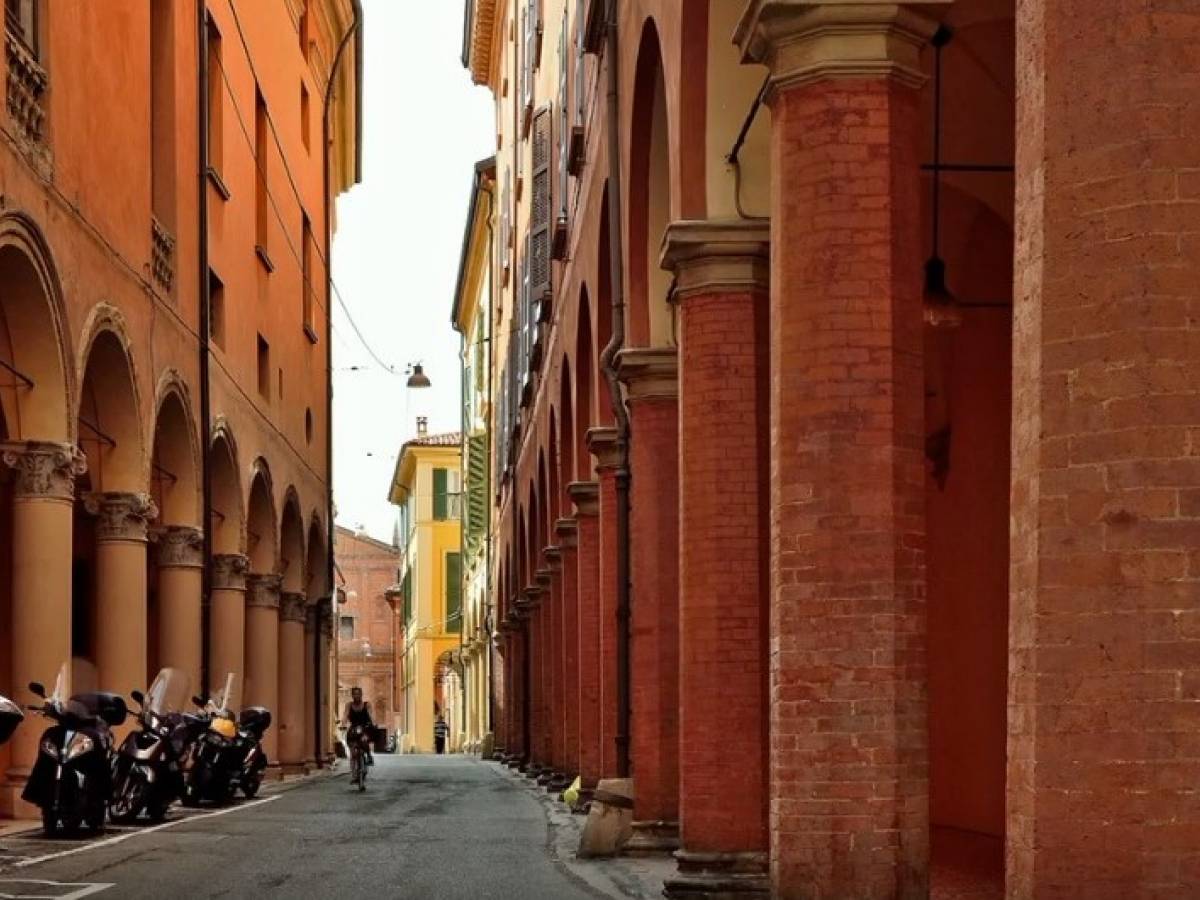 "Basta, non fate rumore". E i magrebini pestano il negoziante - il Giornale