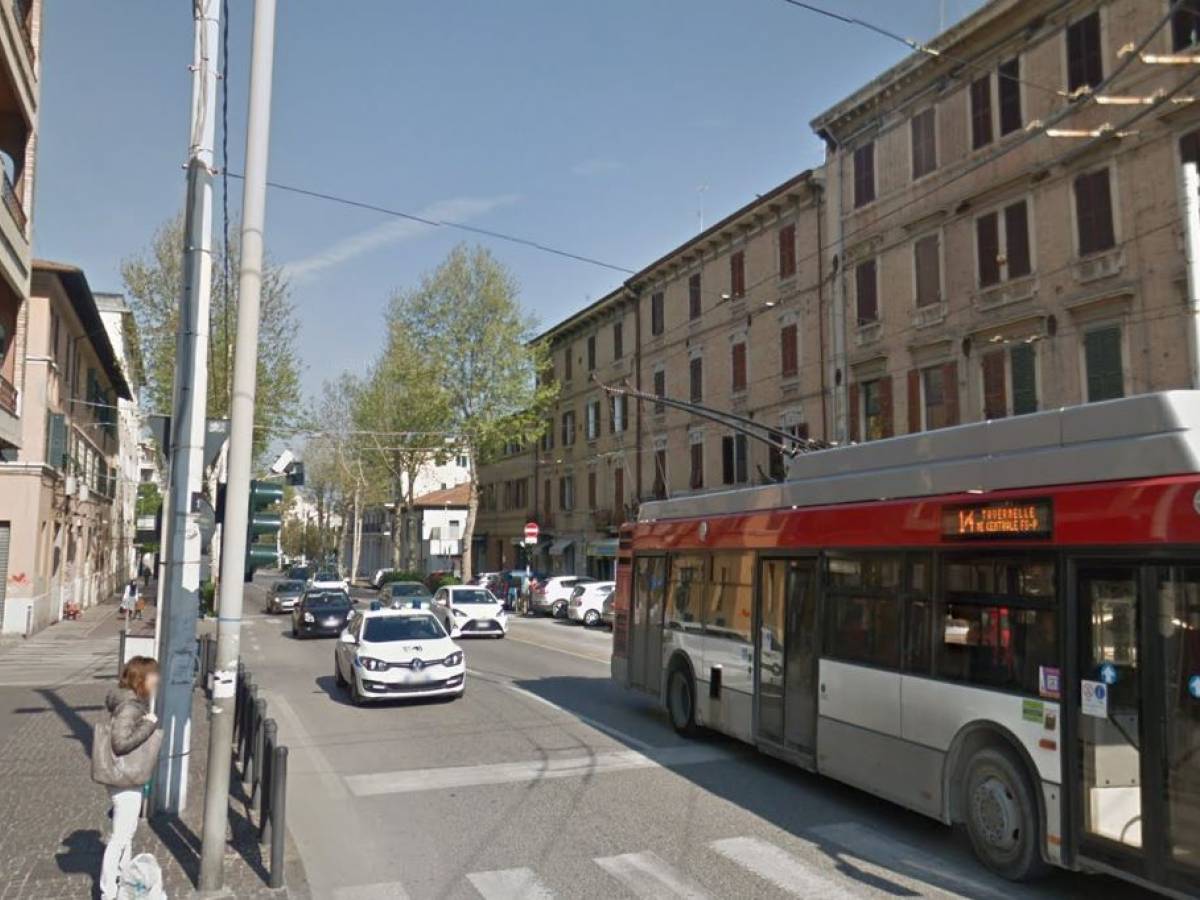 Ancona violenta, ghanese stacca a morsi il dito a un commerciante - il ...