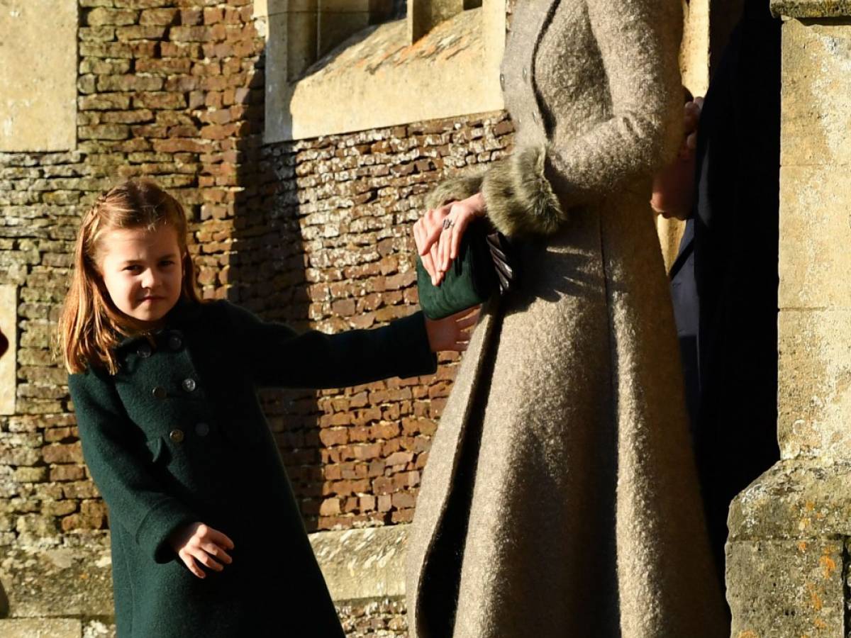 Abbracci e sorrisi ai sudditi: la principessa Charlotte ruba la scena ai Reali - il Giornale