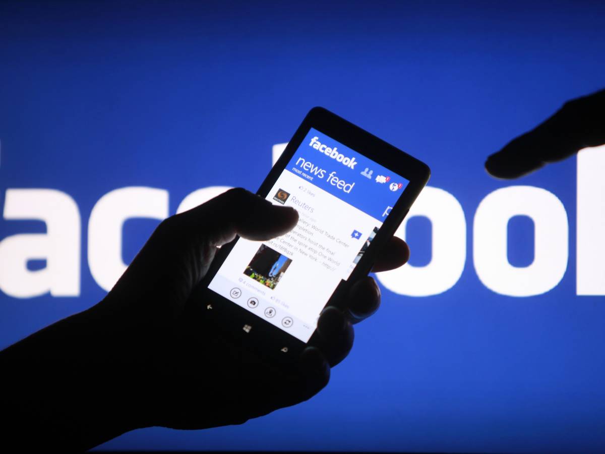 Post con il Duce rimosso: giudice condanna Facebook al risarcimento ...