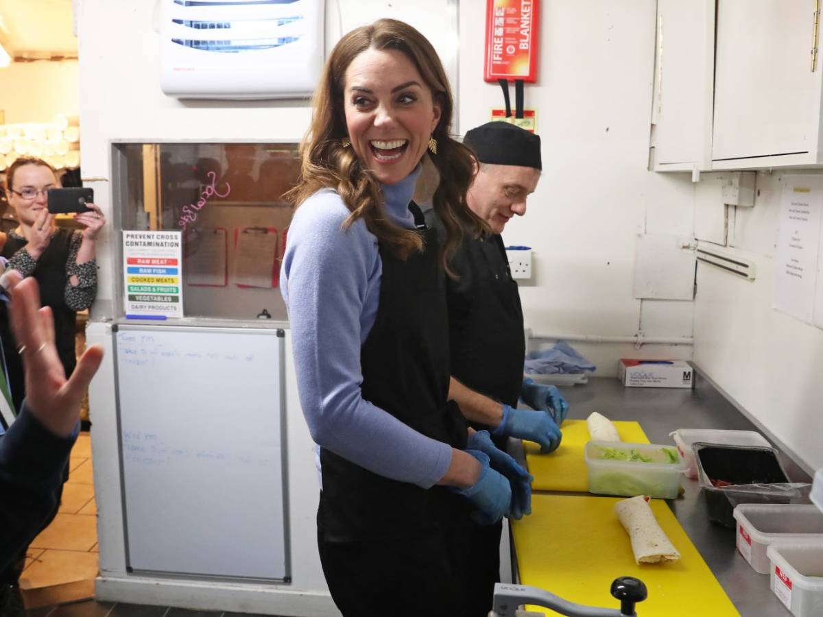 Kate Middleton cucina durante una visita ufficiale - il Giornale