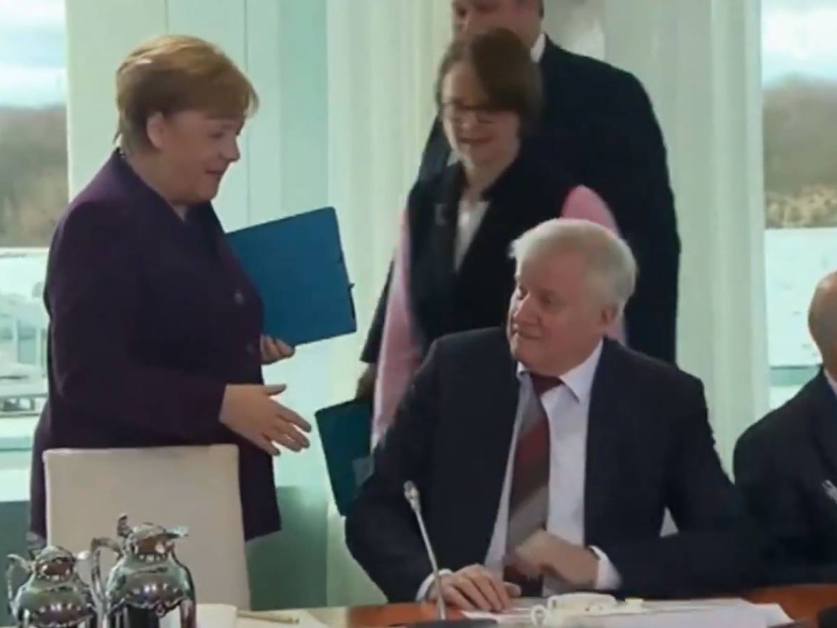 Coronavirus, il ministro tedesco non stringe la mano ad Angela Merkel ...