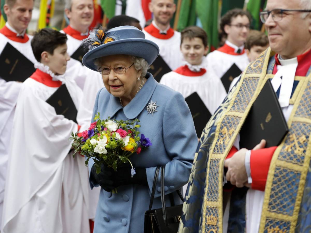 La regina Elisabetta cede allo smart working - il Giornale