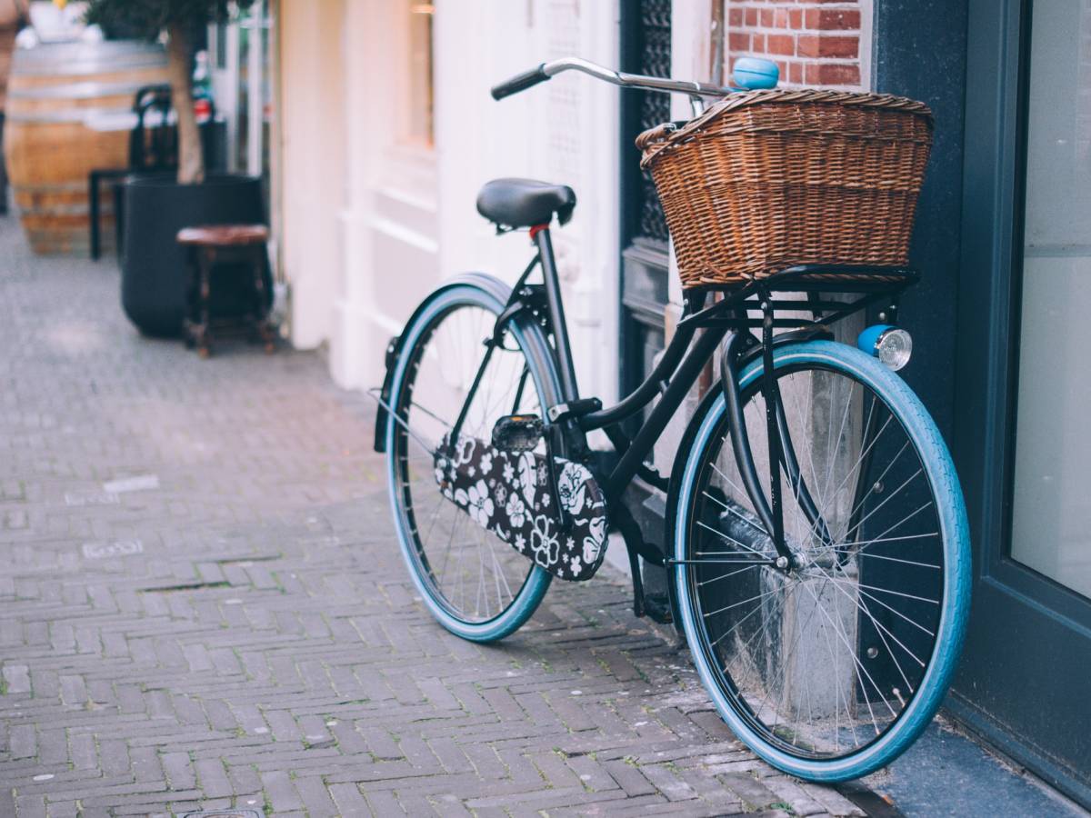 "Vietato legare le bici ai pali per strada". Il Comune vince la guerra ...