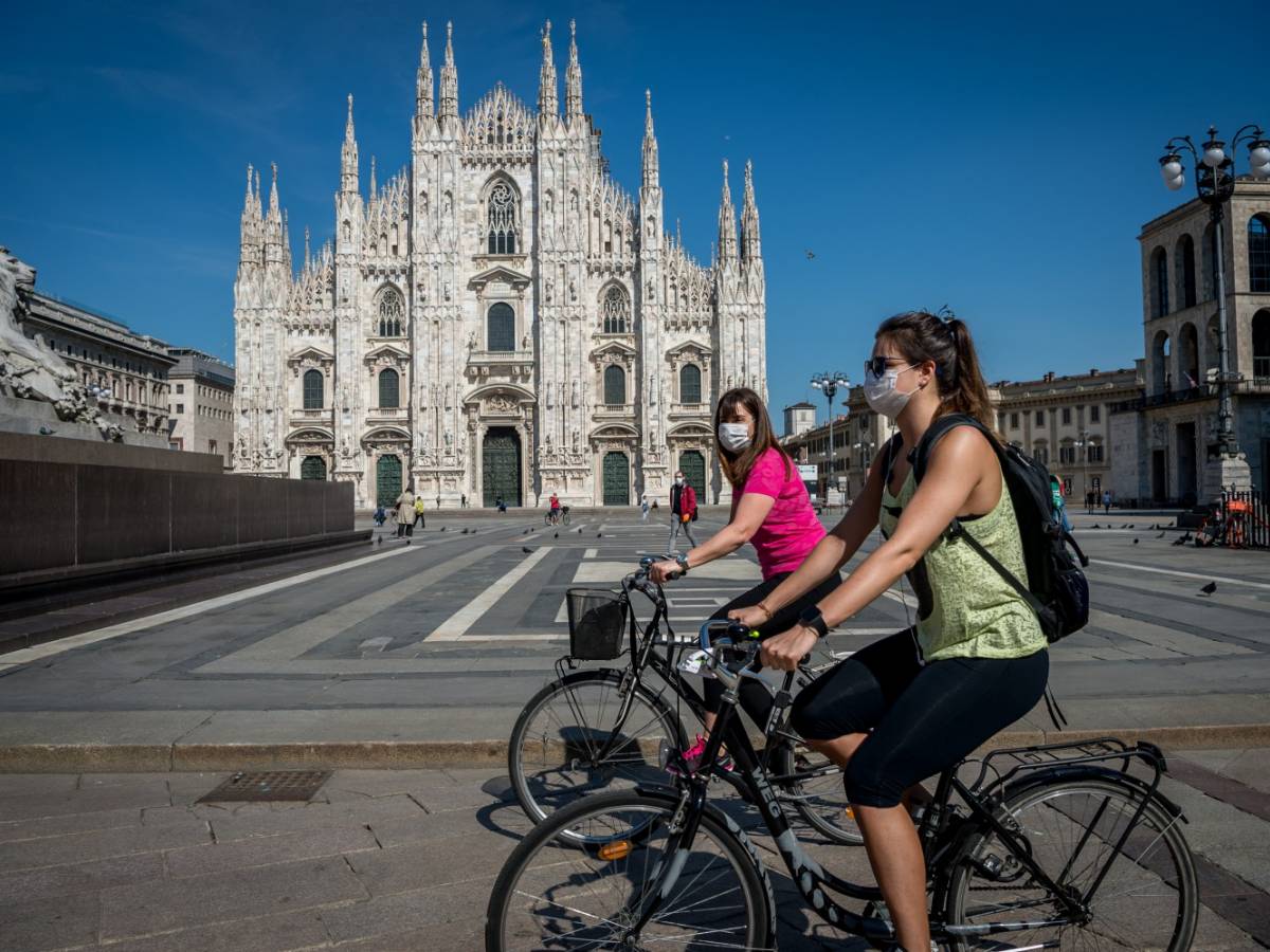 Metrò, corsa e caffè: Milano riparte (piano) - il Giornale