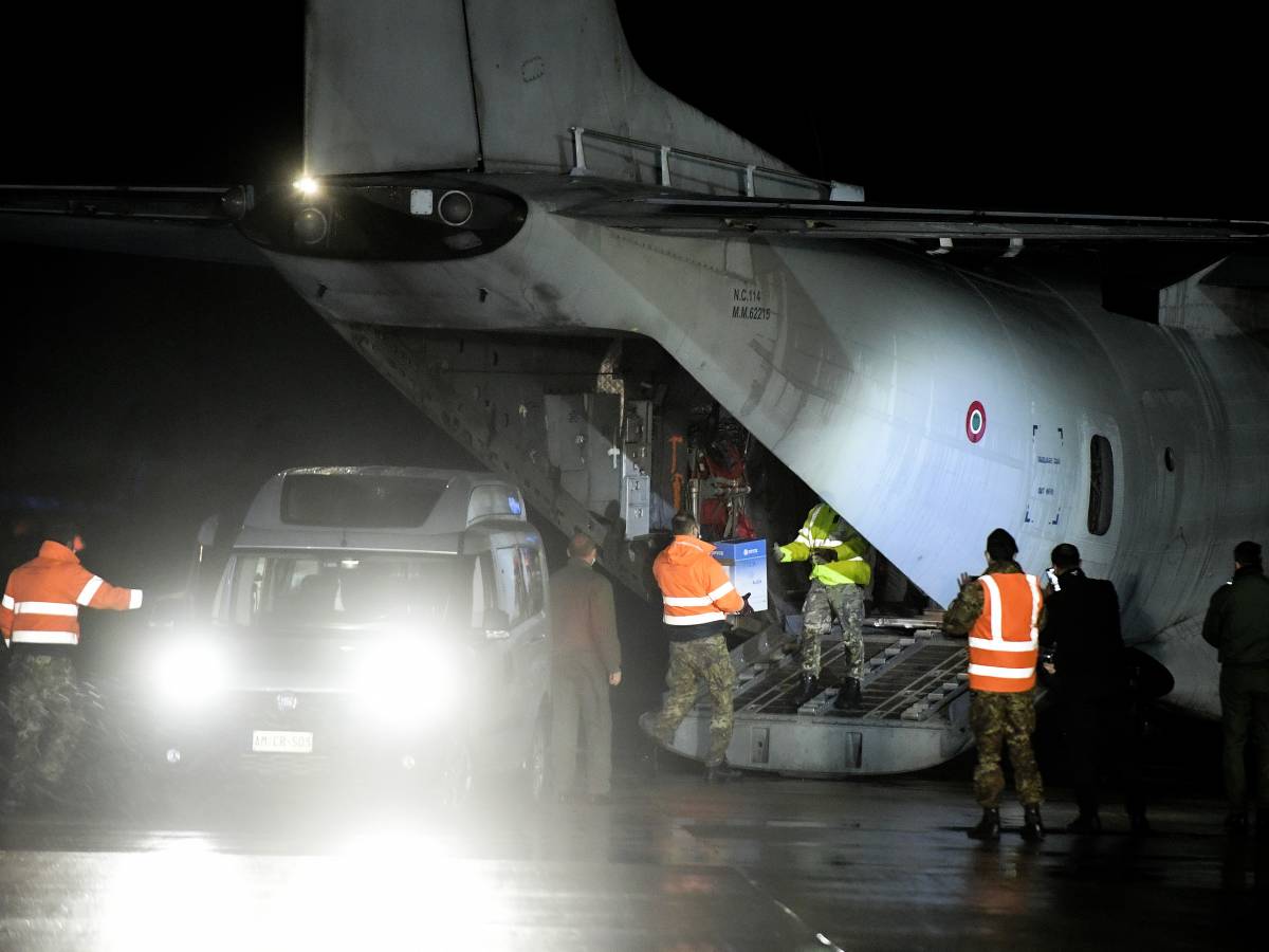 Le prime dosi in volo per gli hub. Alle 7 il vaccino risveglia l'Italia ...