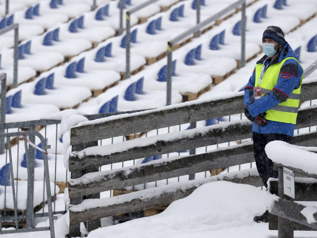 La neve ora c'è, ma sciare resta un'illusione. Non si sa come e quando ...
