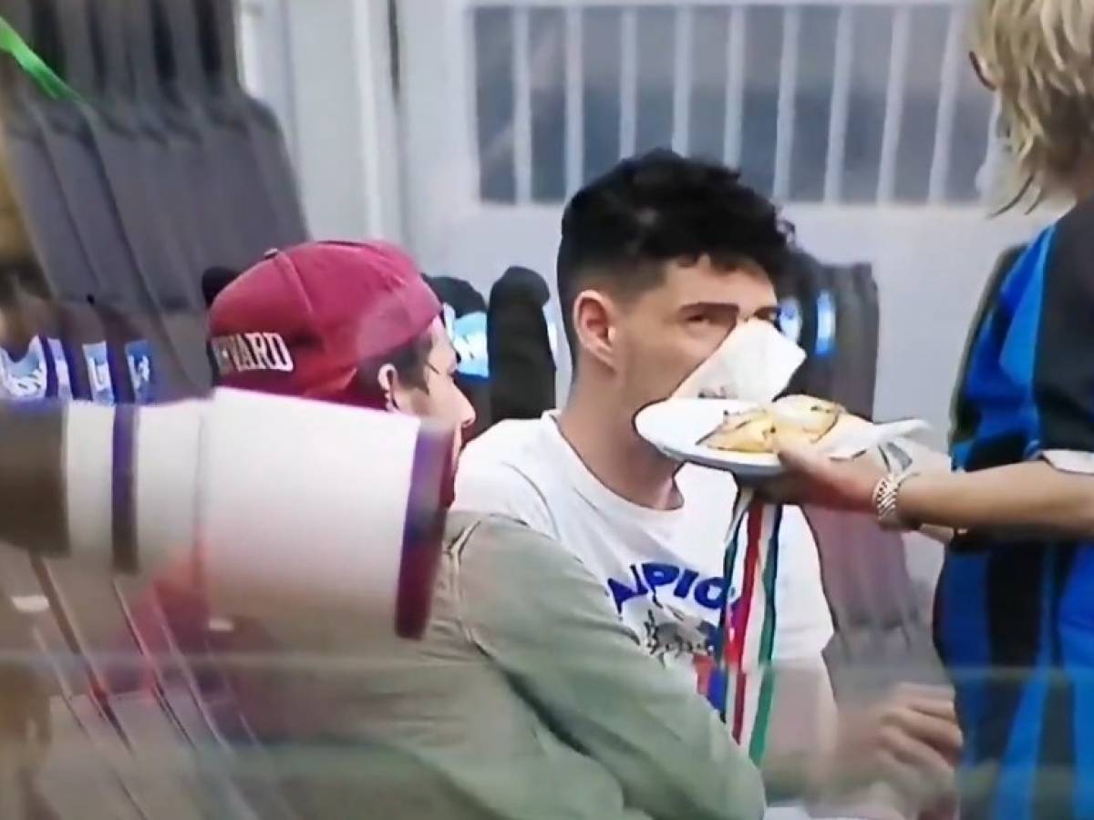 Bastoni mangia la pizza: il gesto della madre alla festa dell'Inter ...