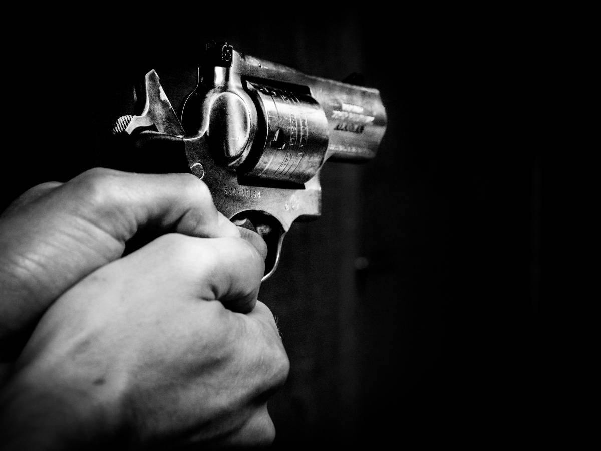 Punta la pistola contro il prof: "Mi ha messo troppe note" - il Giornale