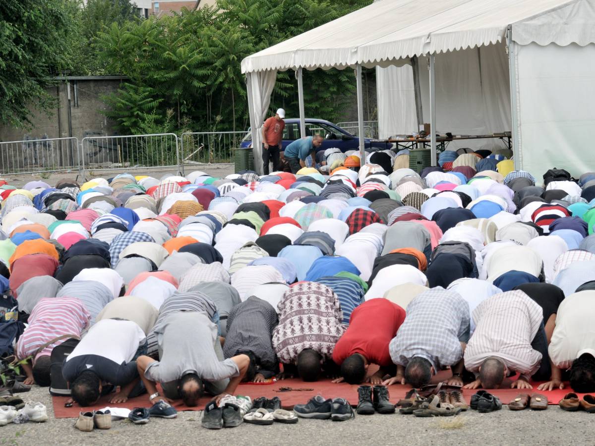 Milano, moschea "spostata" in via Novara: scoppia la bufera - il Giornale