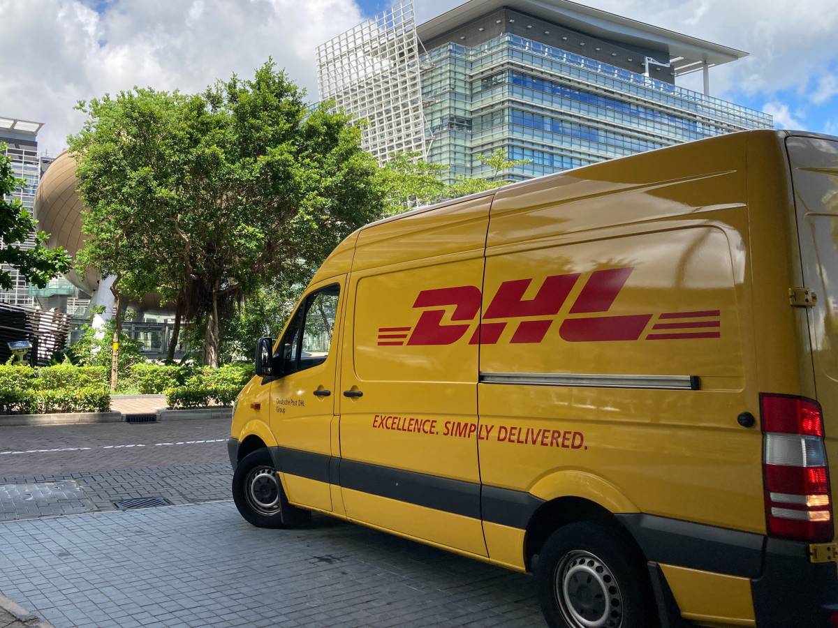 Frode sui pacchi DHL: ecco la mail falsa che può svuotarti il conto. La ...