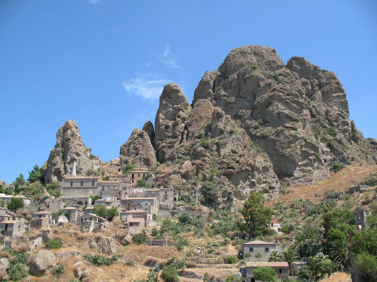 Pentedattilo, la leggenda della mano insanguinata - il Giornale