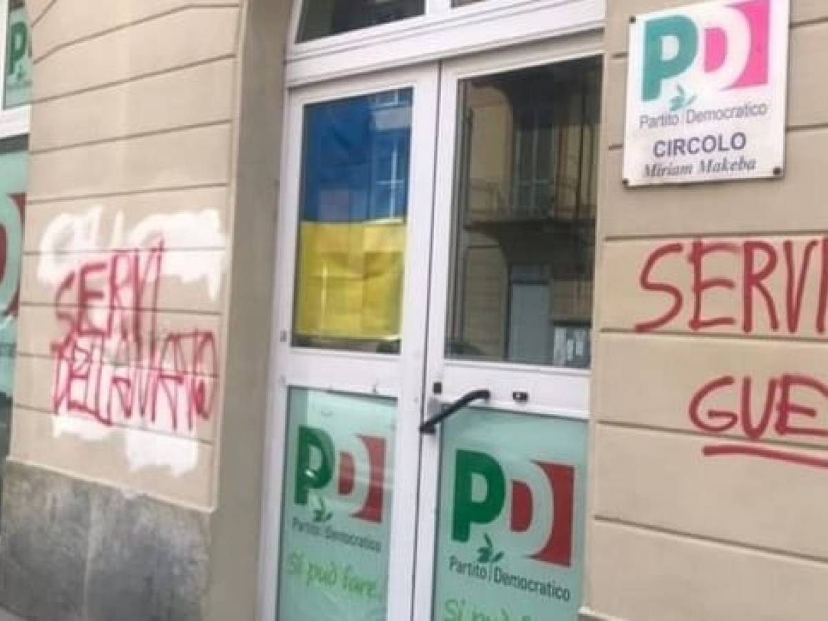 Bandiere a fuoco, vernice rossa e insulti: Pd e Nato contestati a ...
