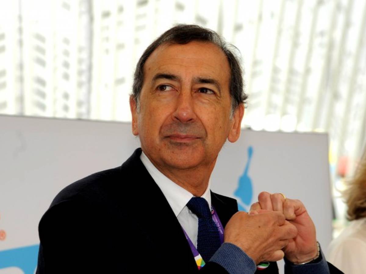 II camaleonte che si mimetizza con tutti i colori dell'arcobaleno - il ...