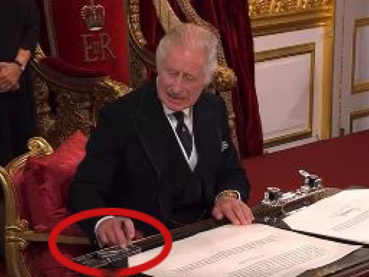 "La Regina non lo avrebbe fatto". Cosa c'è dietro il gesto di stizza di ...