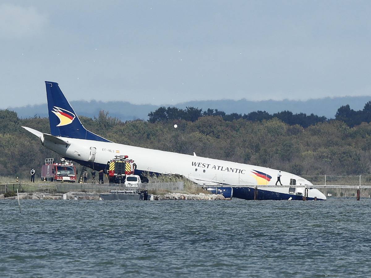 Il decollo, poi lo schianto nello stagno e il miracolo: tutti salvi sul ...