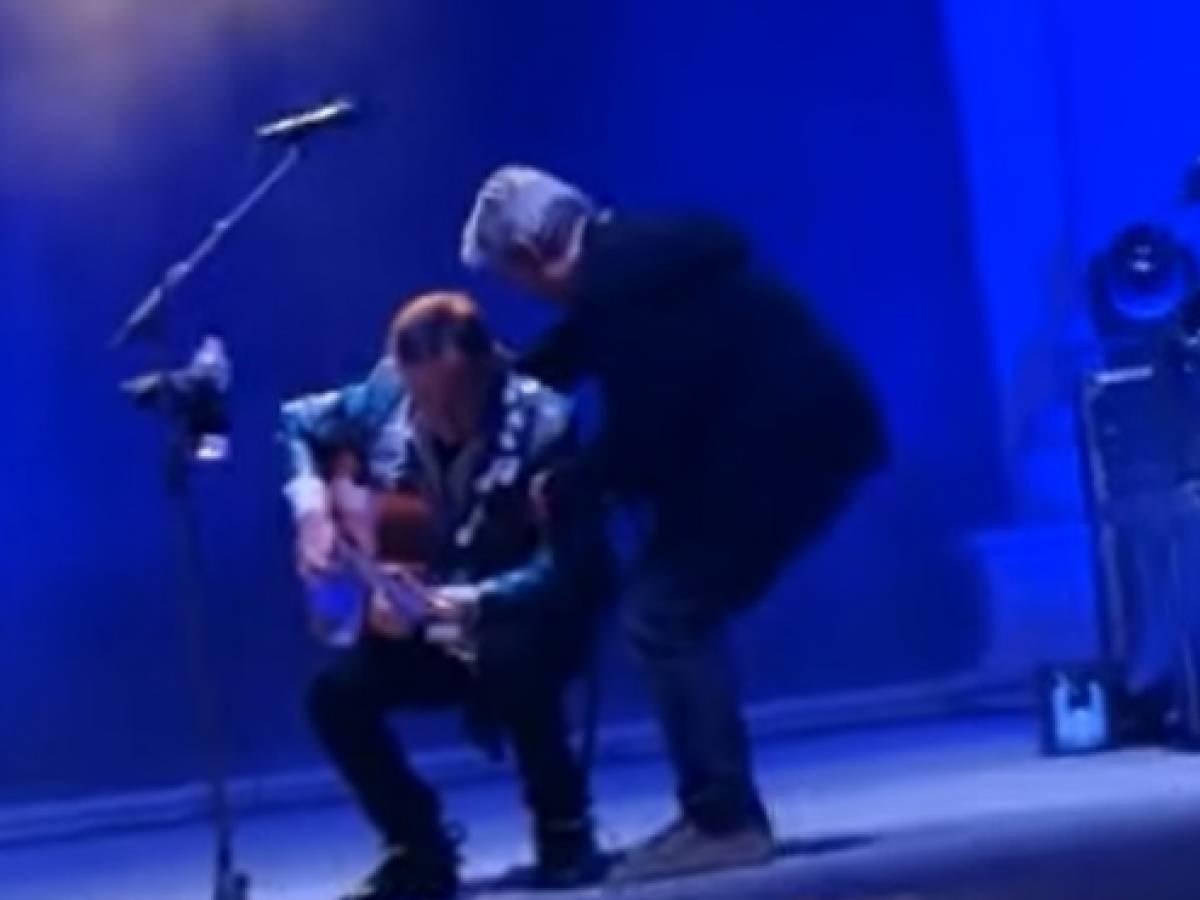 Dodi Battaglia si sente male durante il concerto: portato via dai ...
