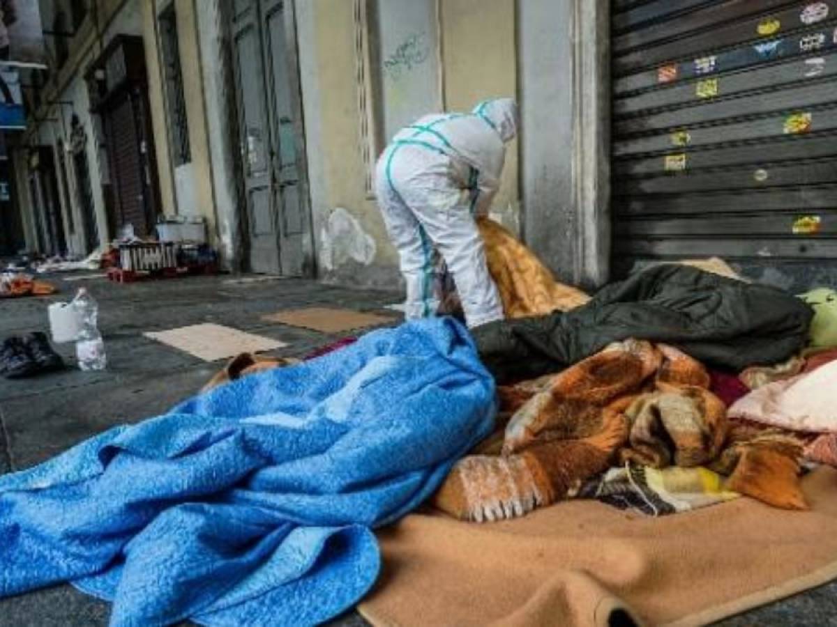 Senzatetto occupa 30 metri di marciapiede: la protesta dei residenti ...