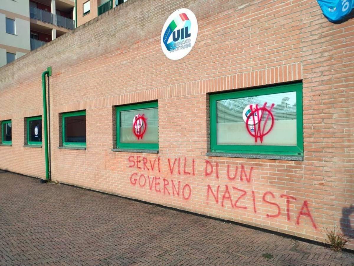 "Servi dei nazisti". L'attacco dei no vax alla sede della Uil - il Giornale