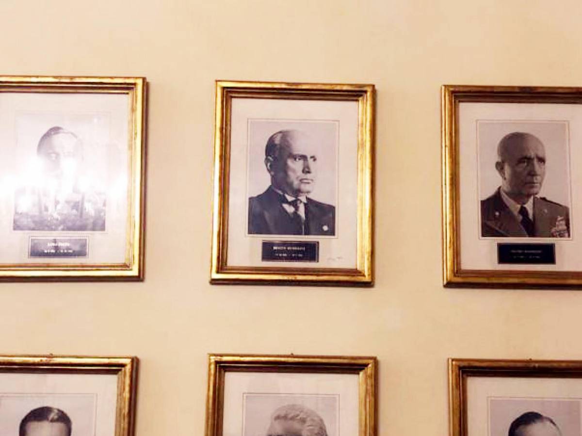 Bufera per la foto del Duce al Mise. La Russa: "No alla cancel culture ...