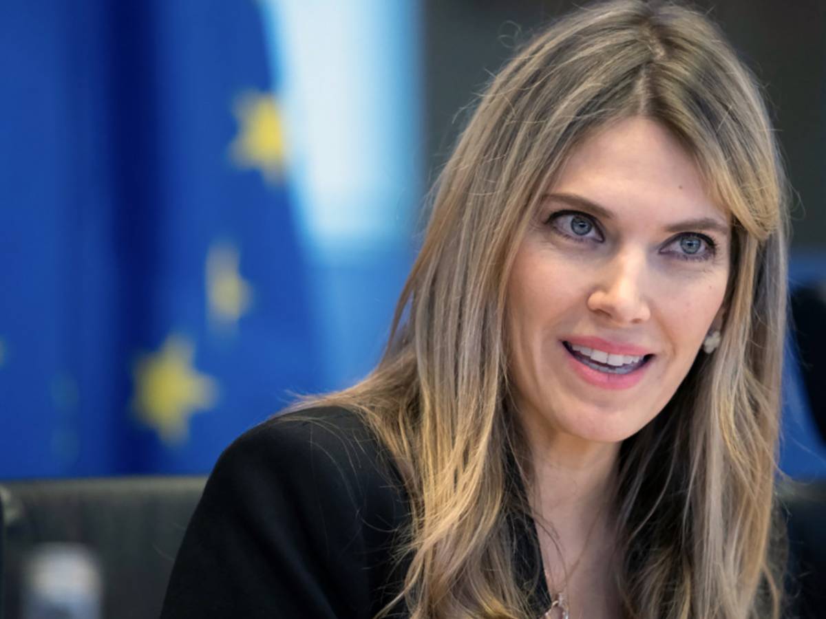 "Borse piene di banconote". L'eurodeputata Kaili arrestata in flagranza ...