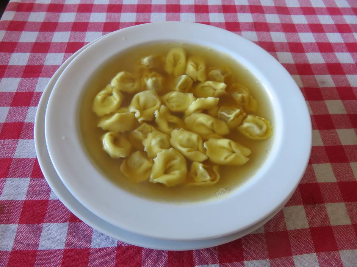Cappelletti in brodo: il piatto di Natale della tradizione emiliana ...