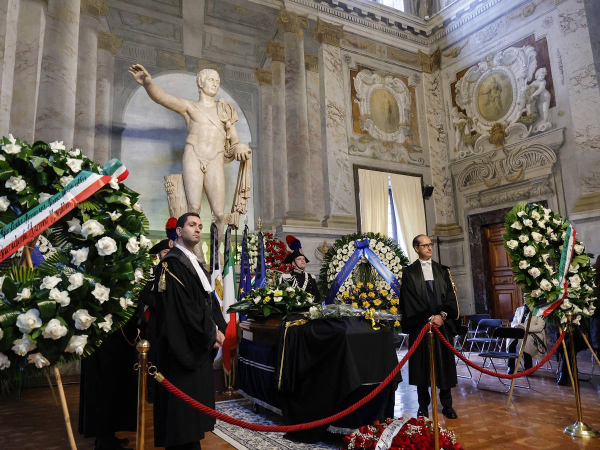 Frattini, l'omaggio della politica alla camera ardente - il Giornale