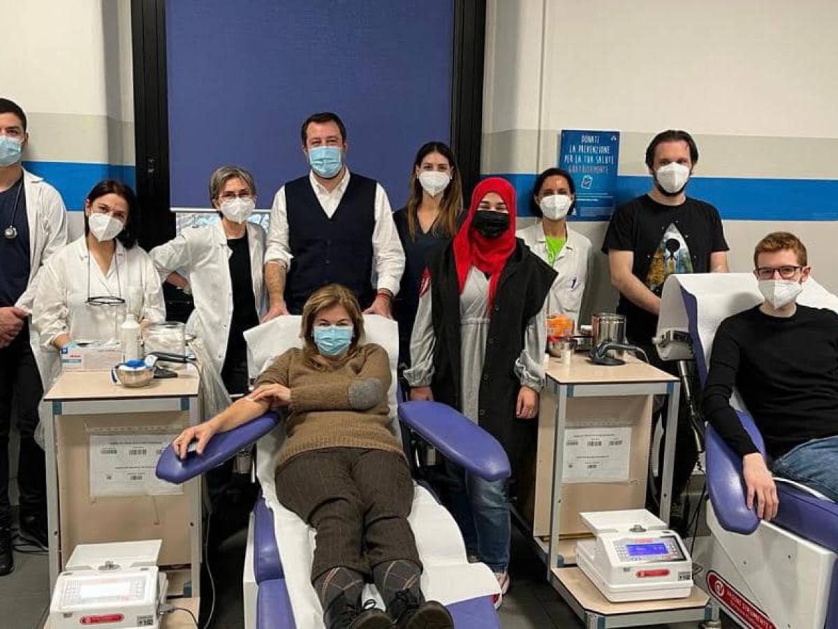 Il gestaccio del medico nella foto con Salvini. E la Lucarelli gongola ...