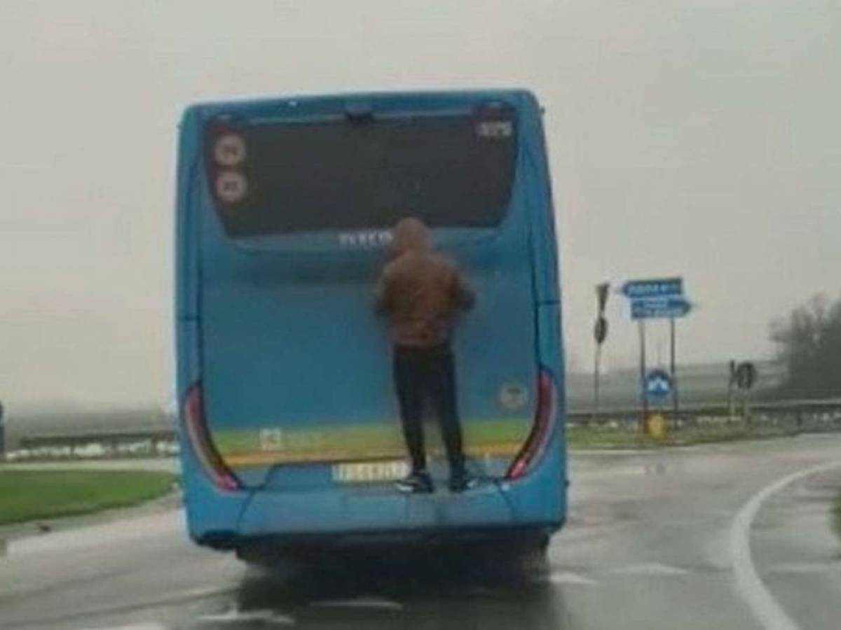 Dopo i treni ecco i "bus surfing": cos’è il folle gioco dei ...