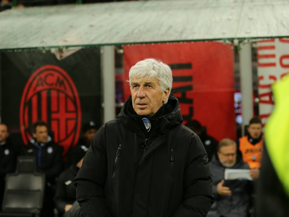 Furia Gasperini: lancia un panino contro alcuni tifosi milanisti che lo ... Furia Gasperini: lancia un panino contro alcuni tifosi milanisti che lo ...
