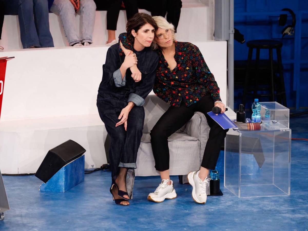 "Vi ringrazio davvero tanto". La De Filippi torna in tv e abbraccia il ...