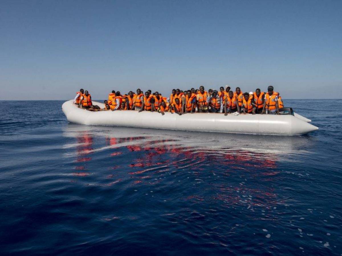 L'invasione dei barconi: Marina e Guardia costiera salvano 1.300 ...