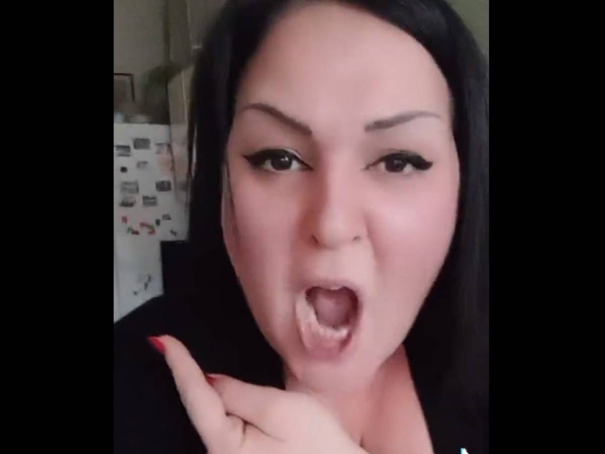 "Fate schifo". Il figlio piange per i compiti, la tiktoker insulta i ...