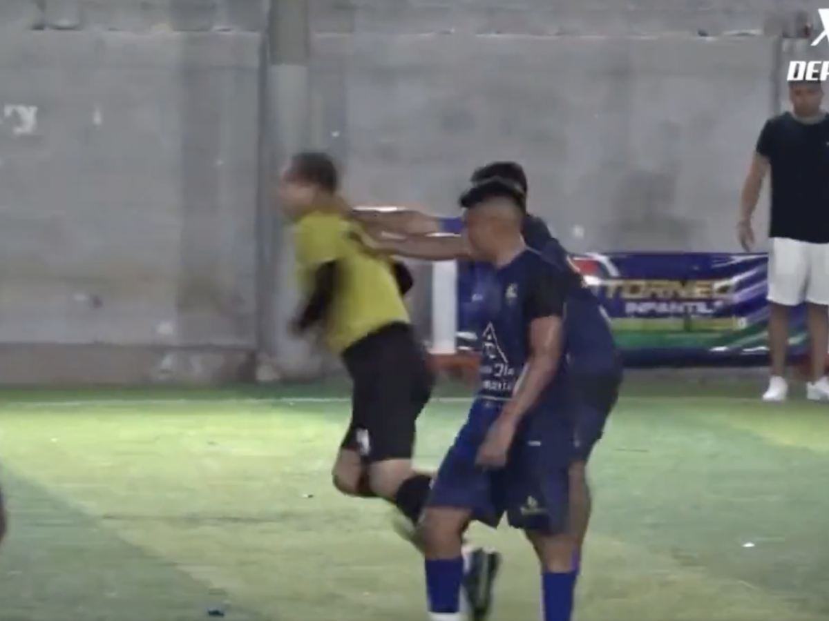 Riecco Byron Moreno: l’arbitro viene aggredito in campo - il Giornale